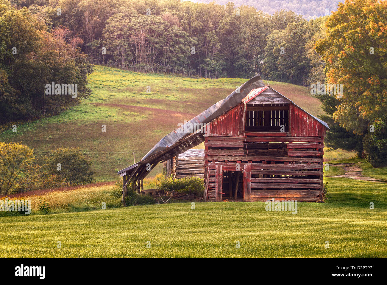 Red barn wooden structure hi-res stock photography and images - Alamy