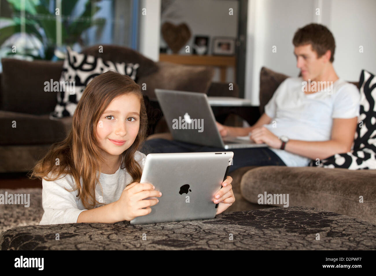Girl ipad 10 12 hi-res stock photography and images - Alamy