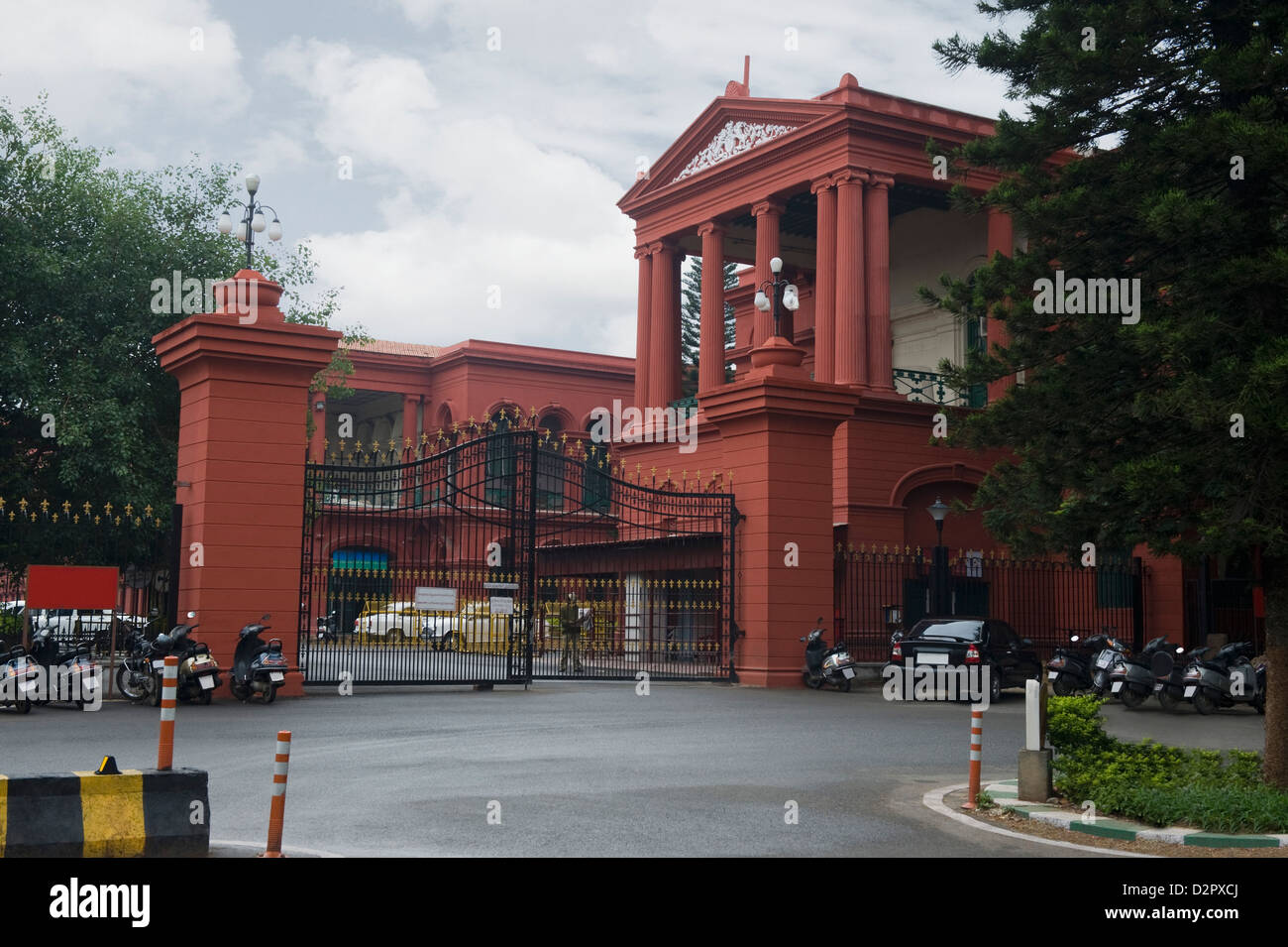 Entrance gate of a courthouse, Karnataka High Court, Bangalore ...