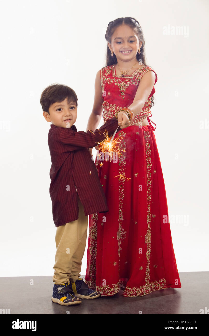 Children celebrating diwali sparklers hi-res stock photography and ...