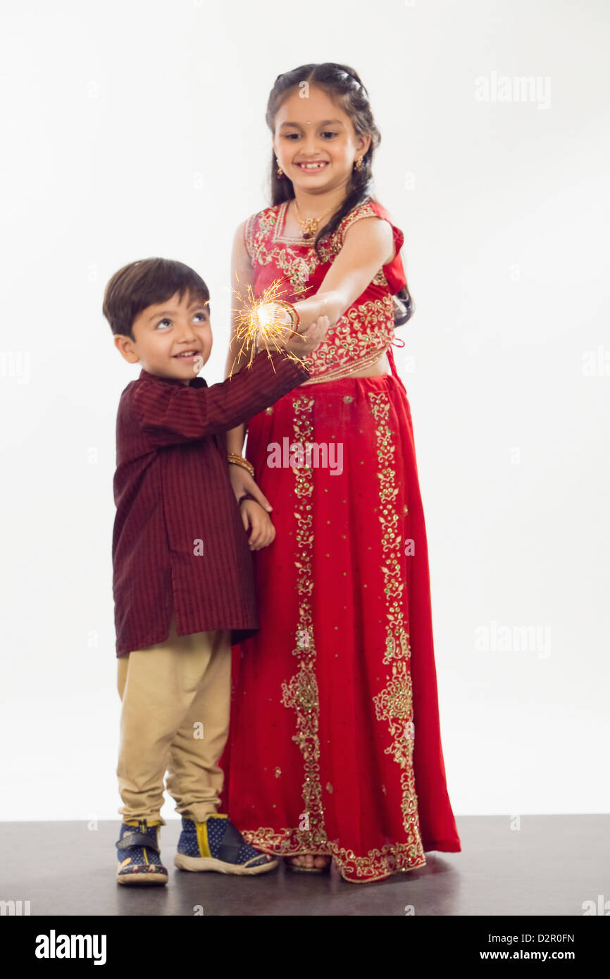 Children celebrating diwali sparklers hi-res stock photography and ...
