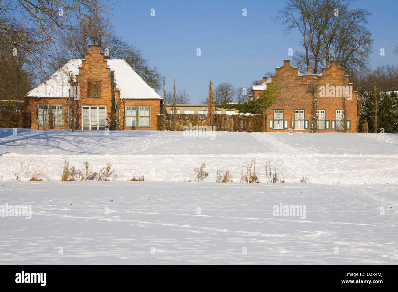 Snowed buildings hi-res stock photography and images - Alamy