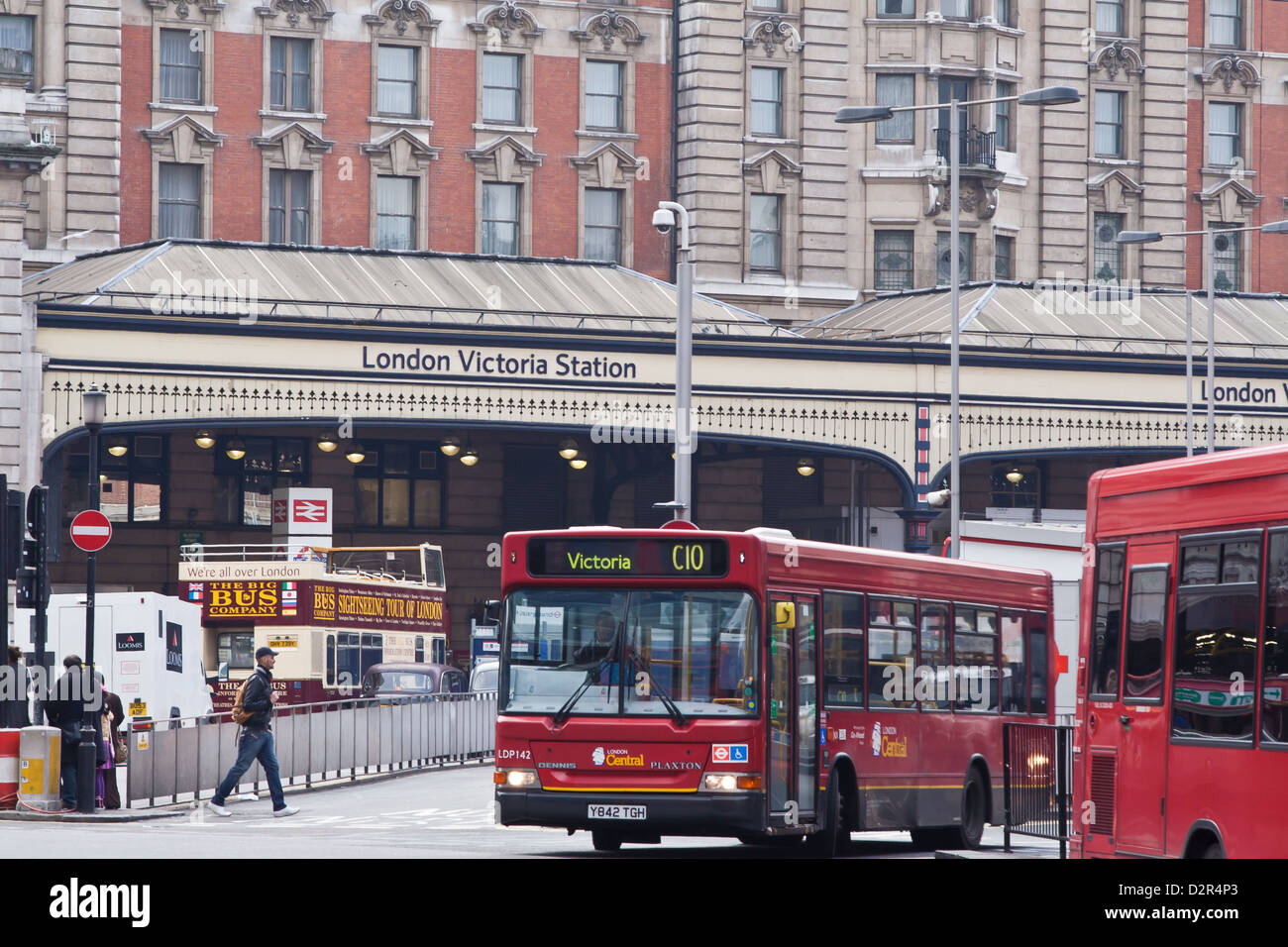 Bus to victoria station hi-res stock photography and images - Alamy