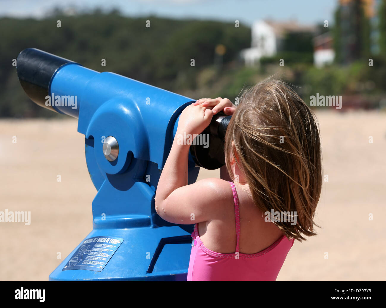 The little girl looks in a telescope Stock Photo - Alamy
