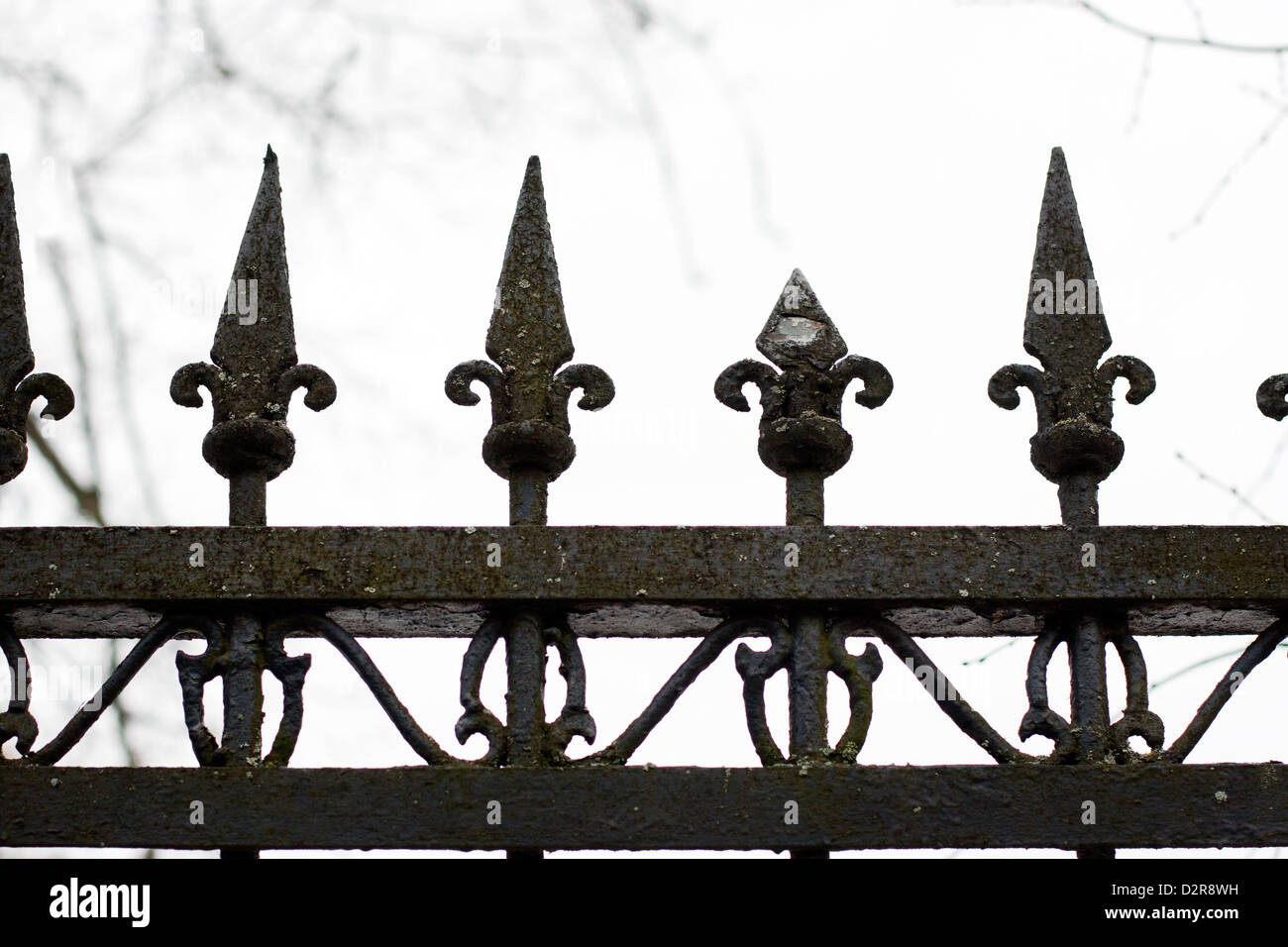 old fashioned spike fence Stock Photo - Alamy