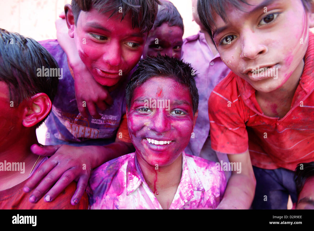 India holi children hi-res stock photography and images - Alamy