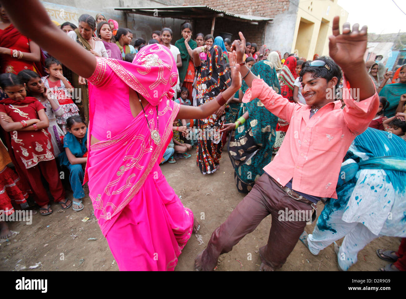 India holi dancing hi-res stock photography and images - Alamy
