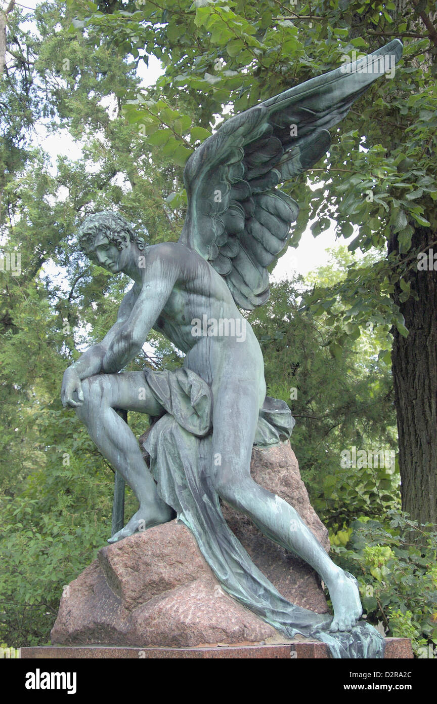 grave figure at Vienna's Central Cemetery Stock Photo - Alamy