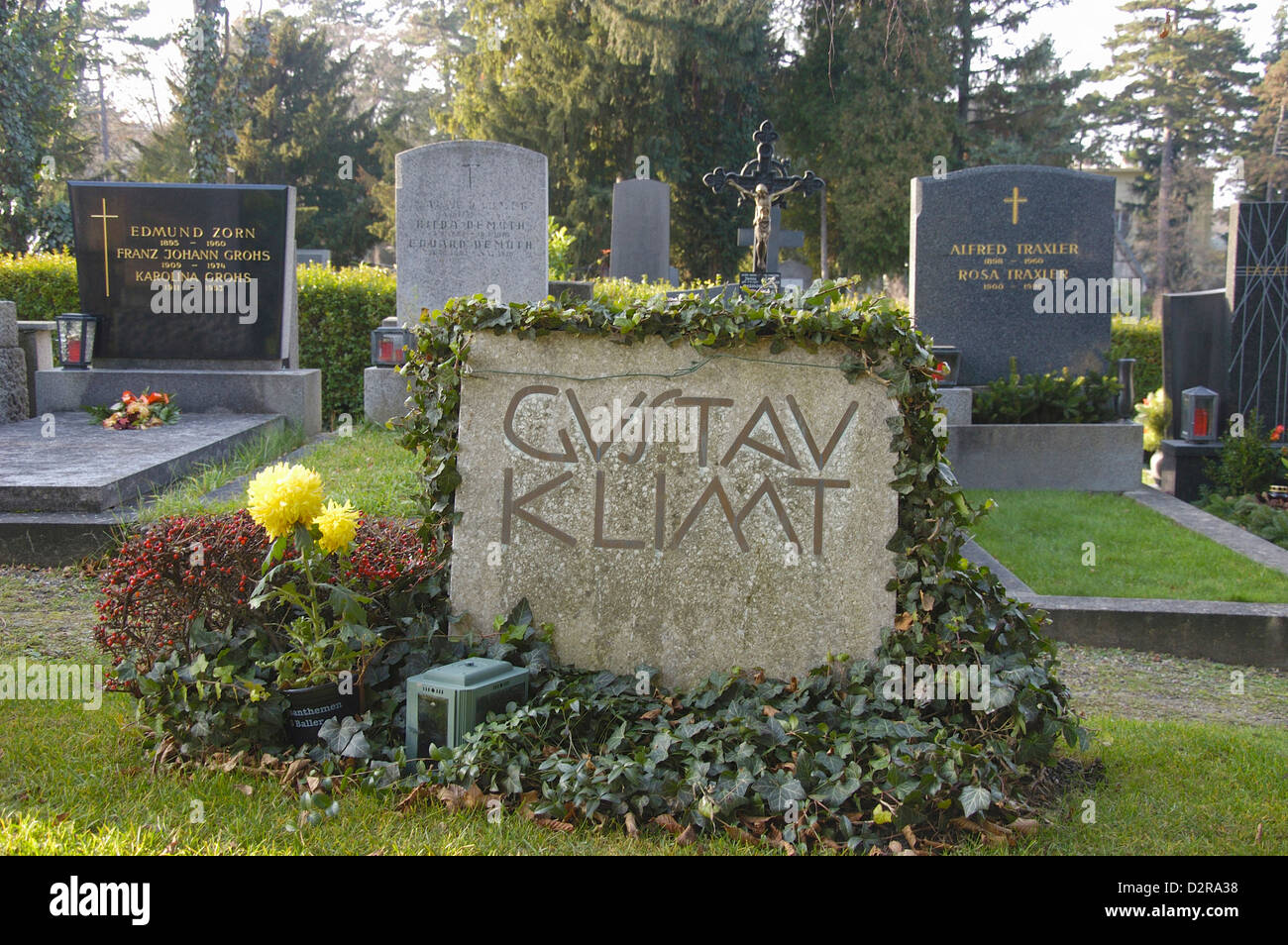 Gustav Klimt grave at the cemetery Hietzing Stock Photo, Royalty Free ...