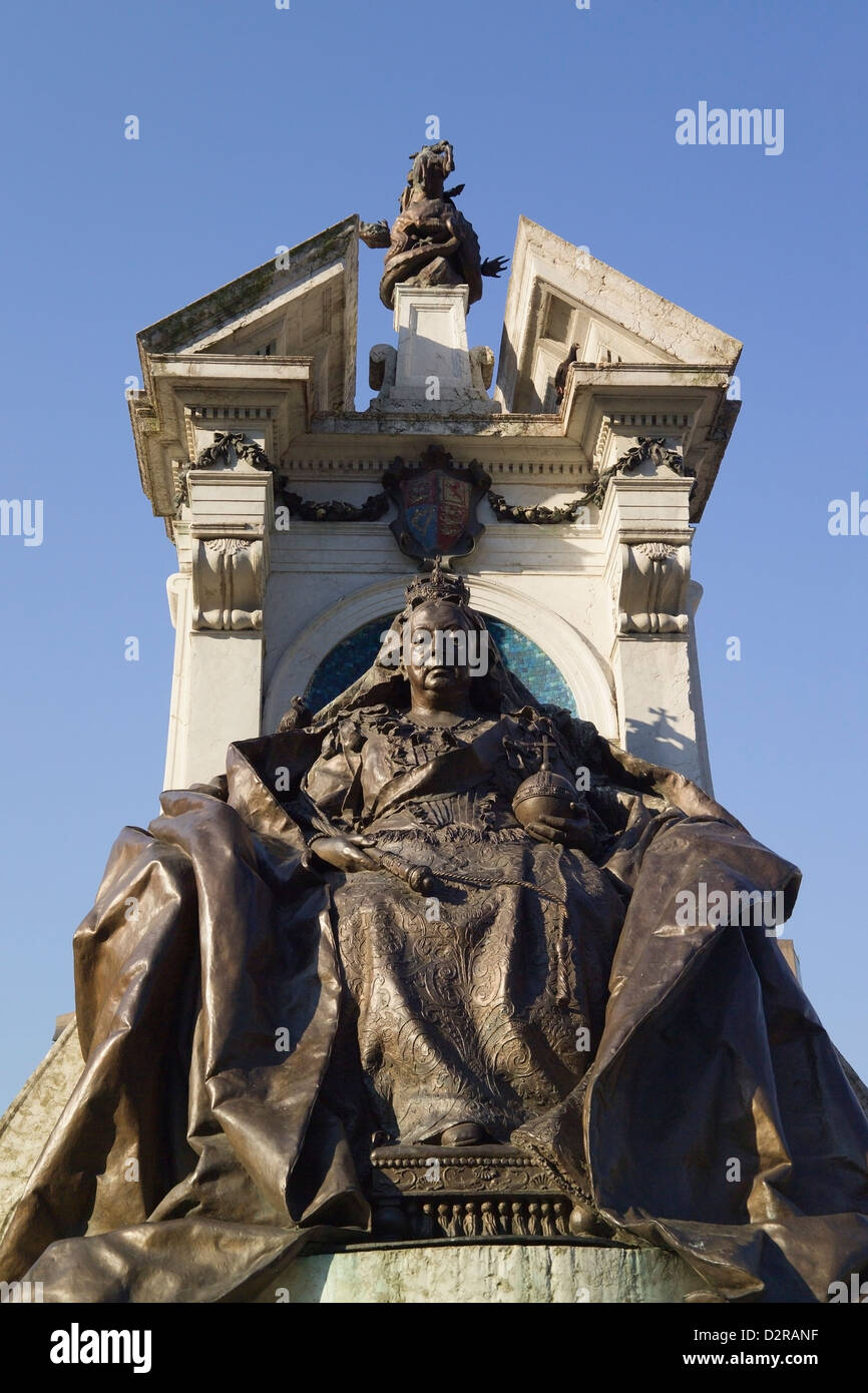 Queen Victoria Monument Piccadilly Gardens Manchester England Stock Photo - Alamy