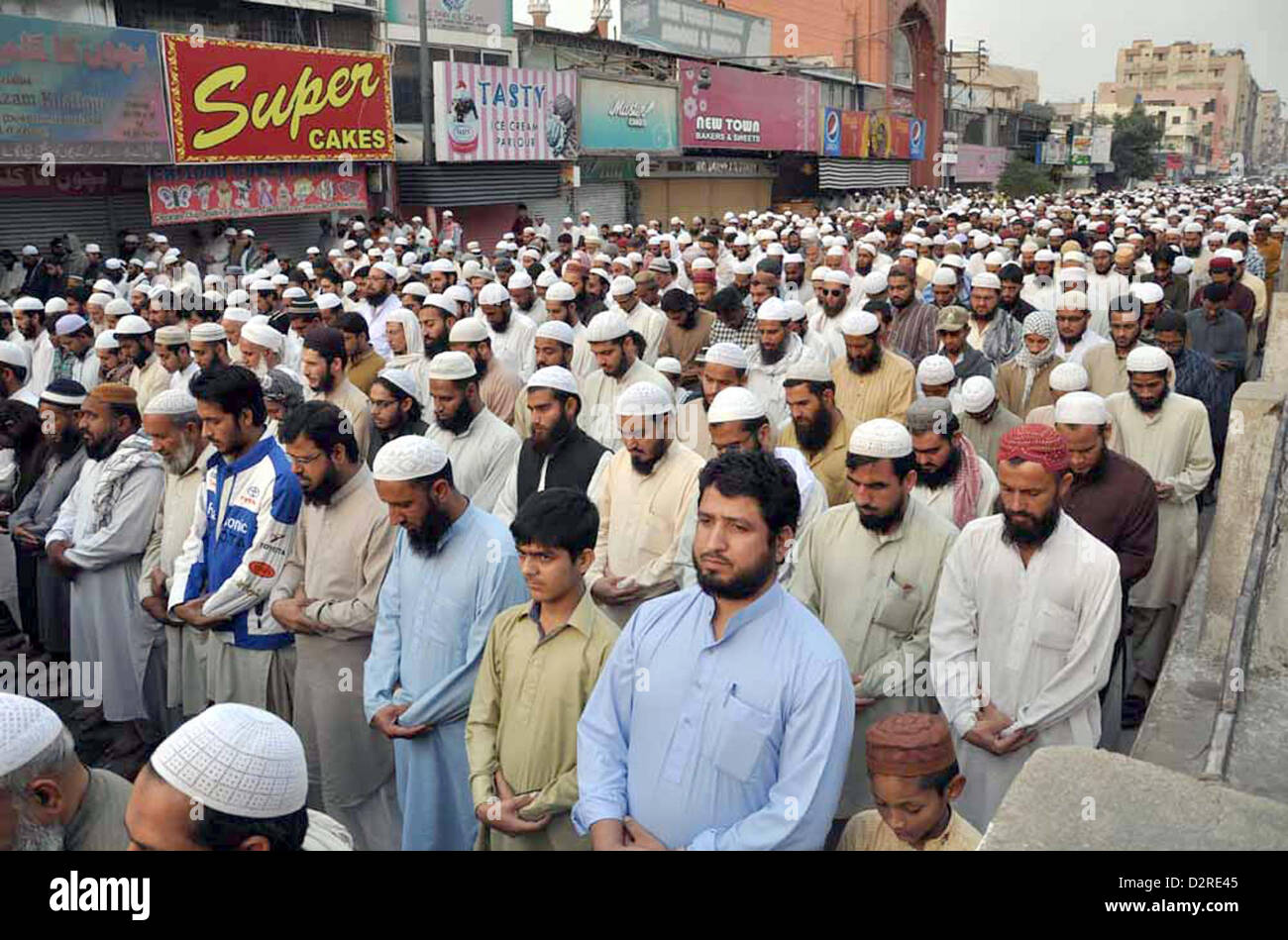 People offer funeral prayer of Mufti Hameed Deenpuri and Mufti Hassan ...