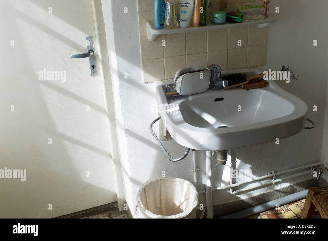 Hand basin hi-res stock photography and images - Alamy