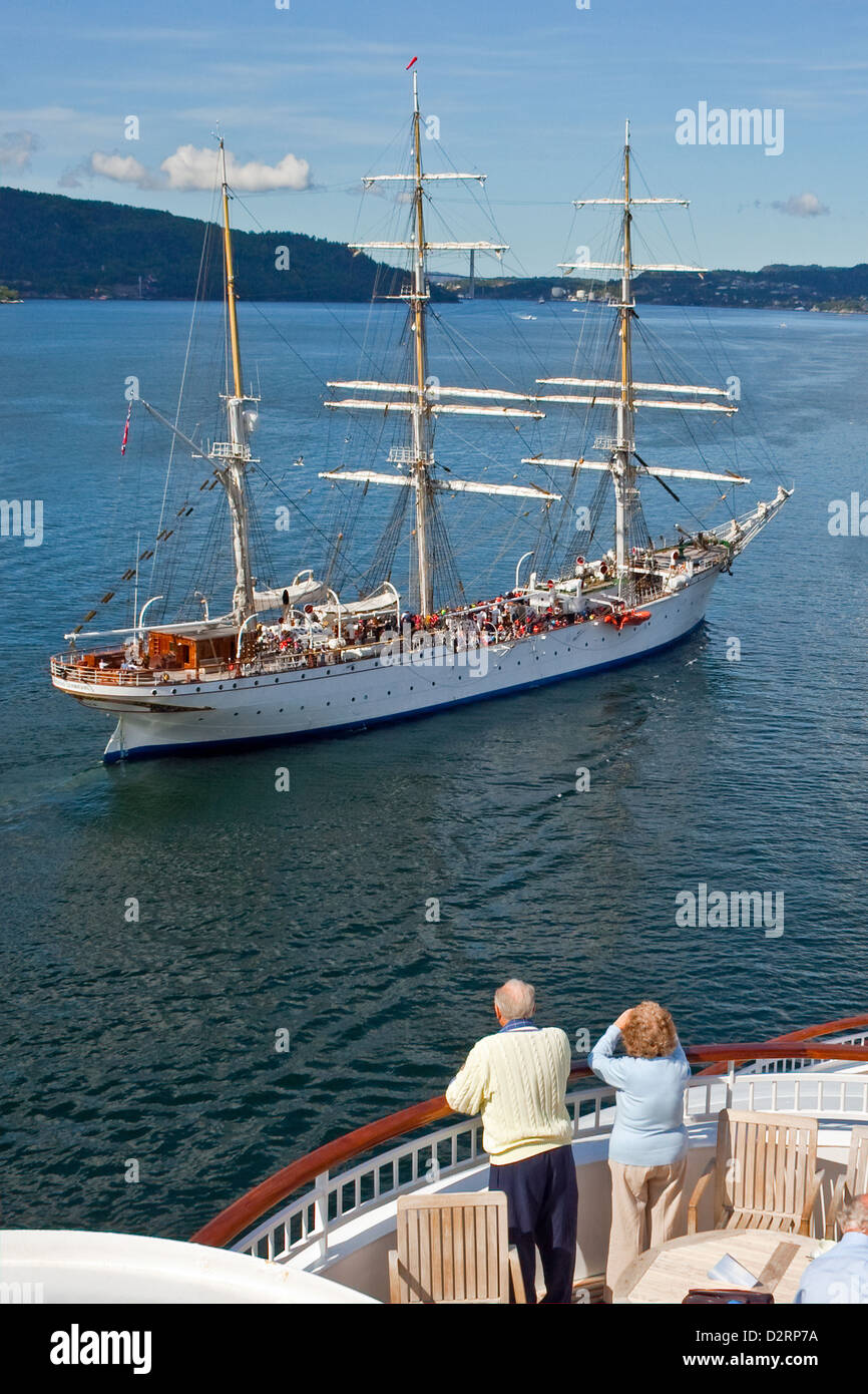 Ship watch hi-res stock photography and images - Alamy