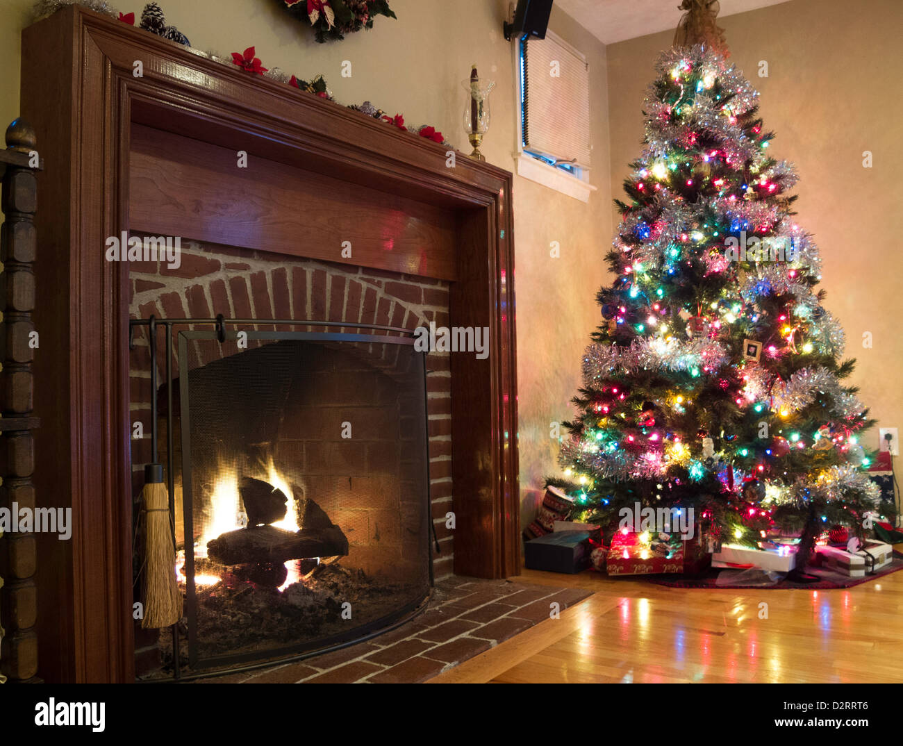 Fireplace and christmas tree hi-res stock photography and images - Alamy
