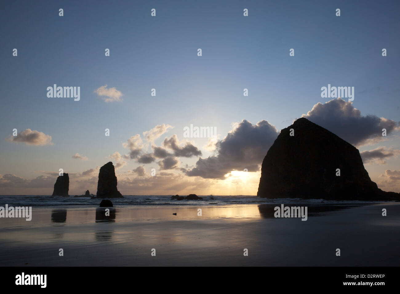 Haystack rock at sunset hi-res stock photography and images - Alamy