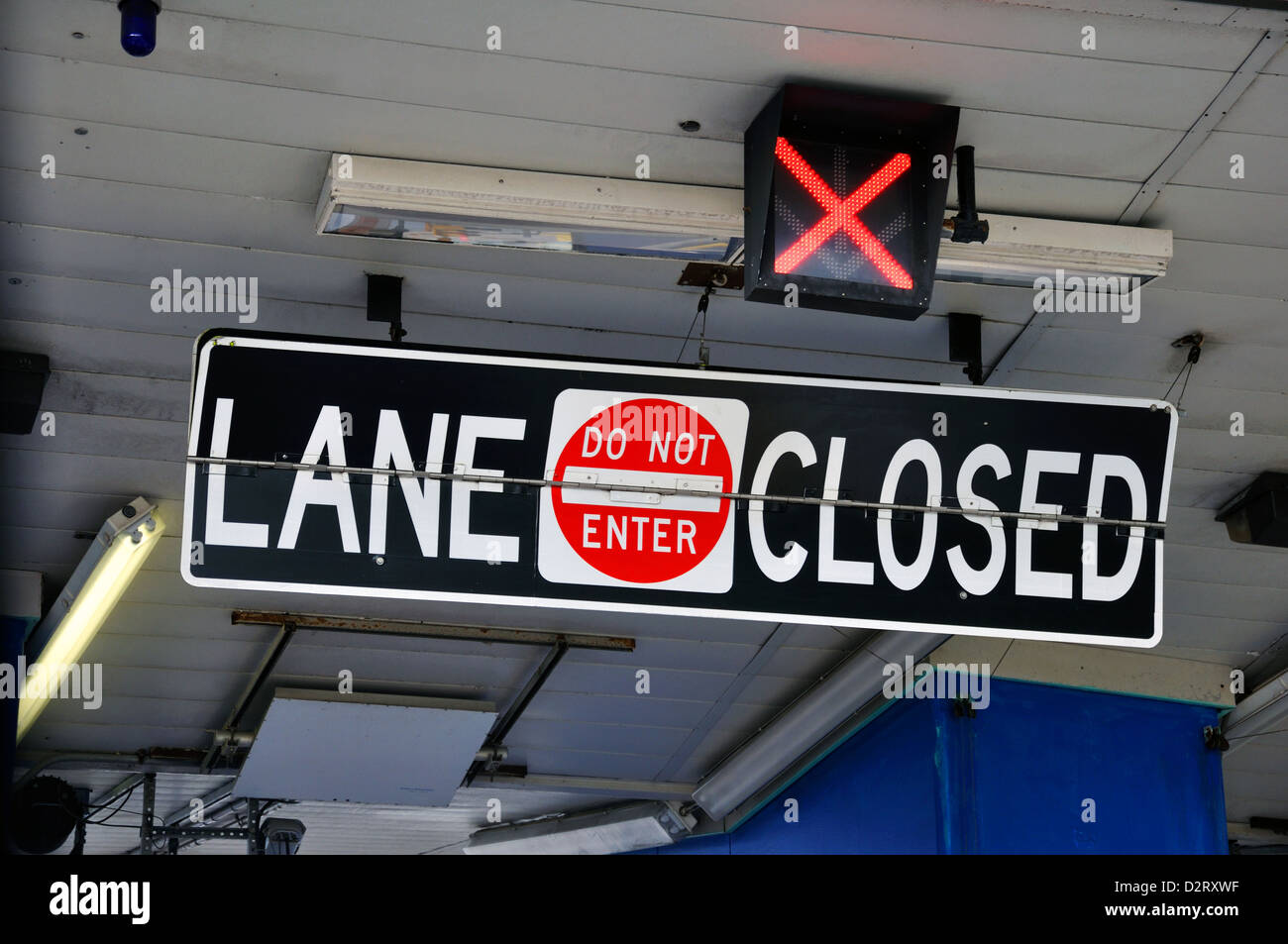 Lane Closed sign at highway toll booth Stock Photo - Alamy