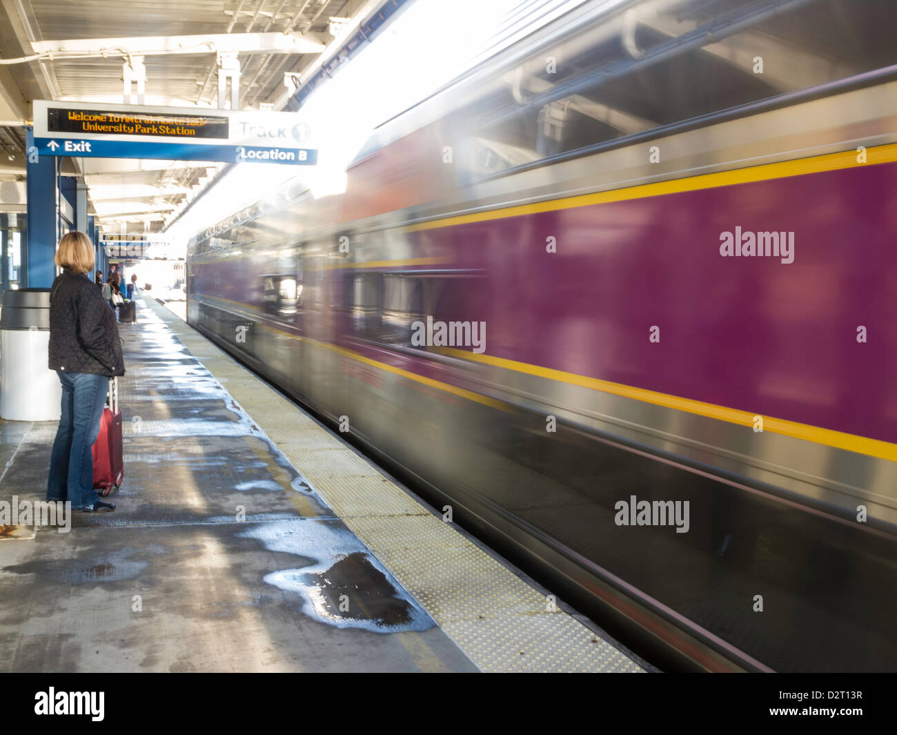 Amtrak train stop hi-res stock photography and images - Alamy
