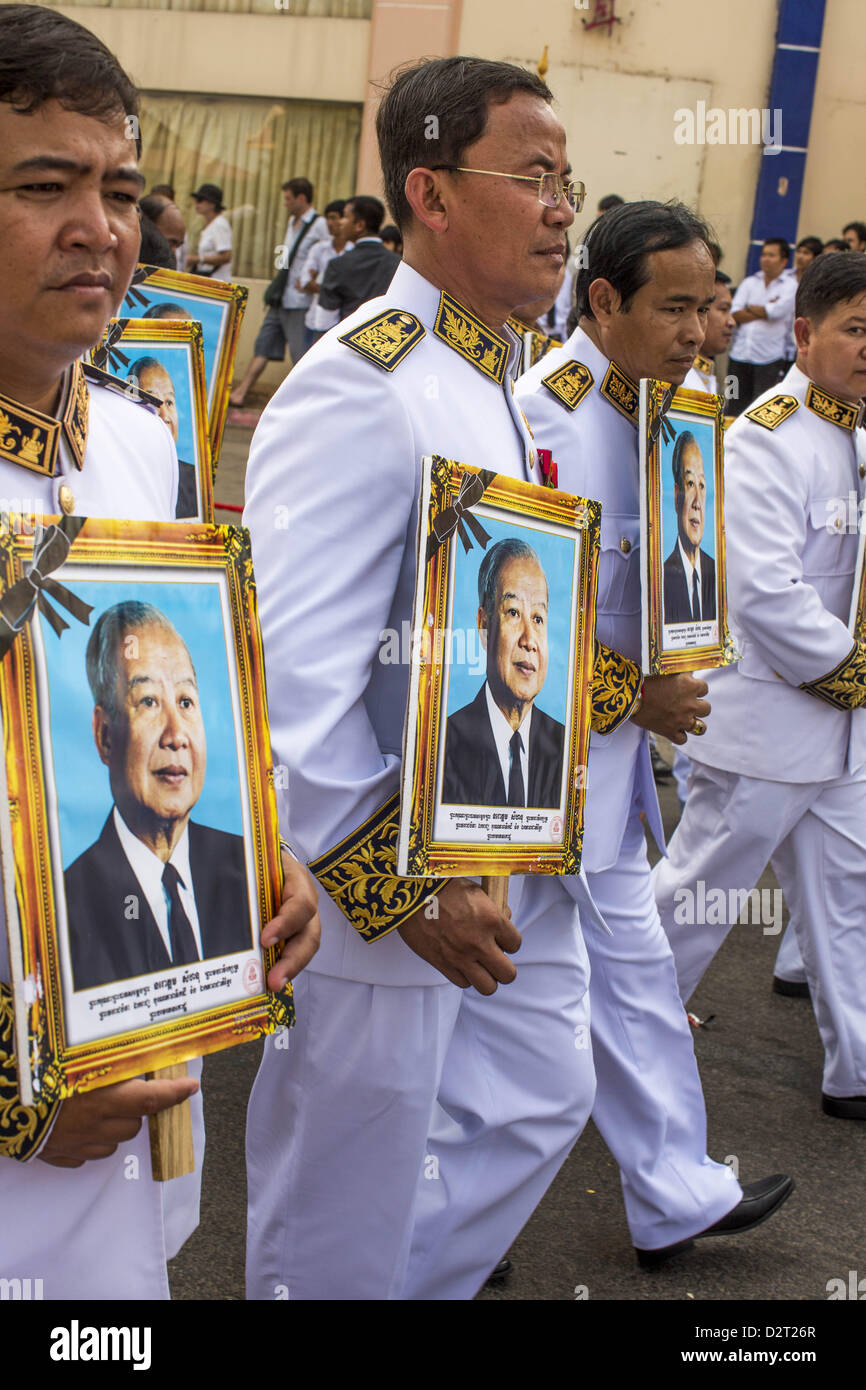 Phnom Penh, Cambodia. 1st February 2013. Mourners carry photos of ...