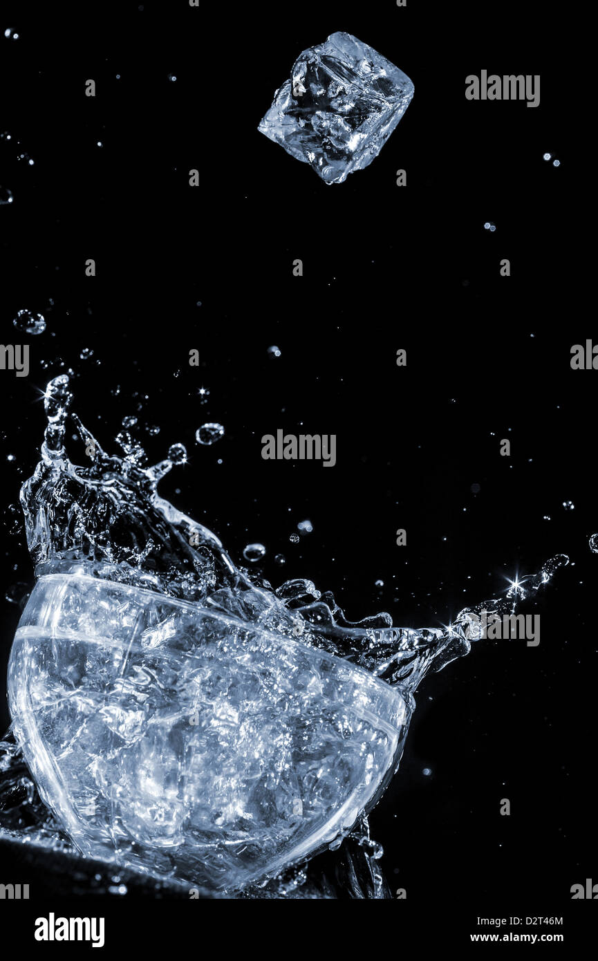 Ice cube falling glass water hi-res stock photography and images - Alamy