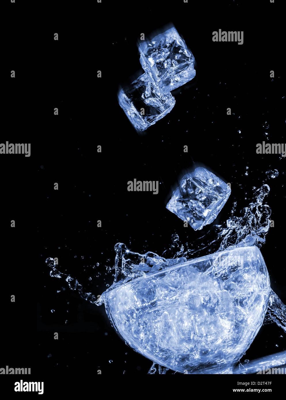 Ice cube falling glass water hi-res stock photography and images - Alamy