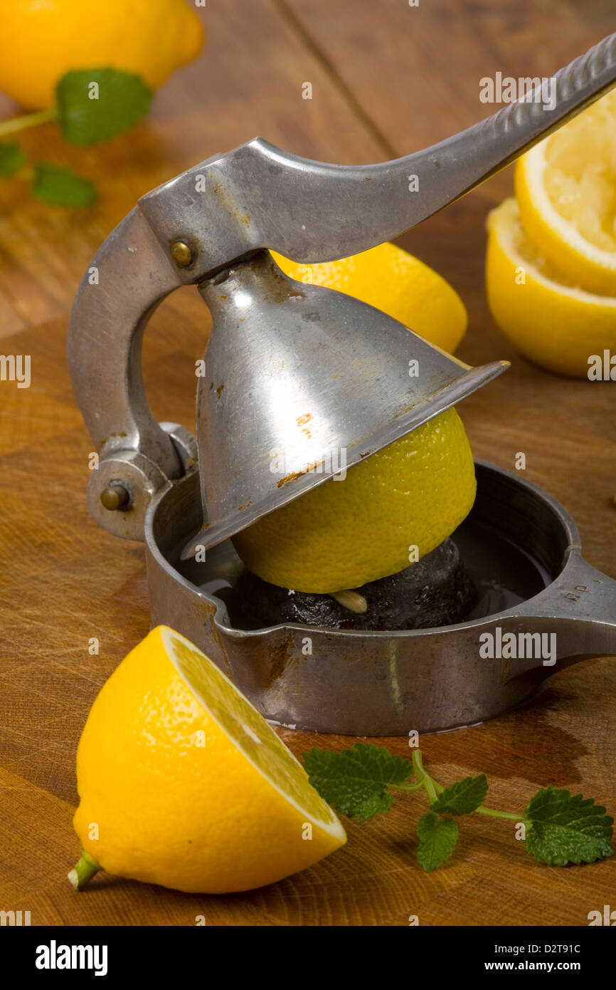Lemon squeezers hi-res stock photography and images - Alamy