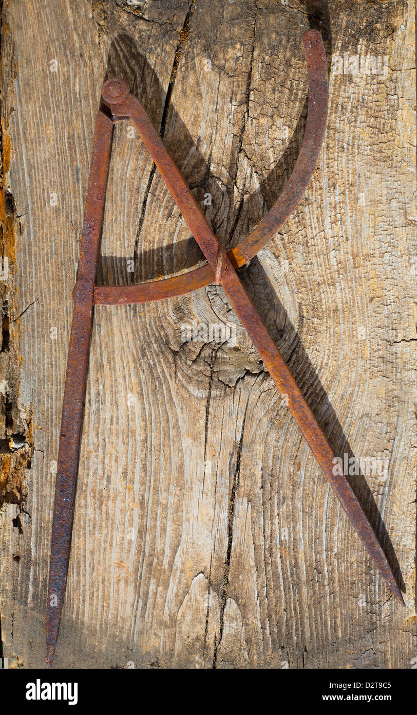 Drawing compass old in rusted iron vintage carpenter tool on retro wood Stock Photo Alamy