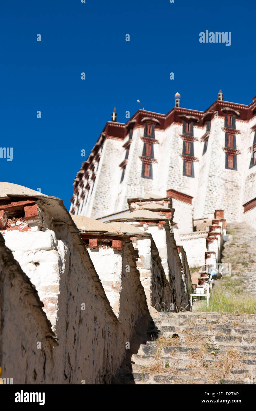 Splendent ancient building - Potala Palace in Tibet Stock Photo - Alamy