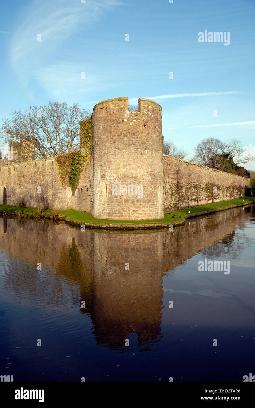 Moat around the Bishops Palace, Wells Somerset, UK Stock Photo - Alamy
