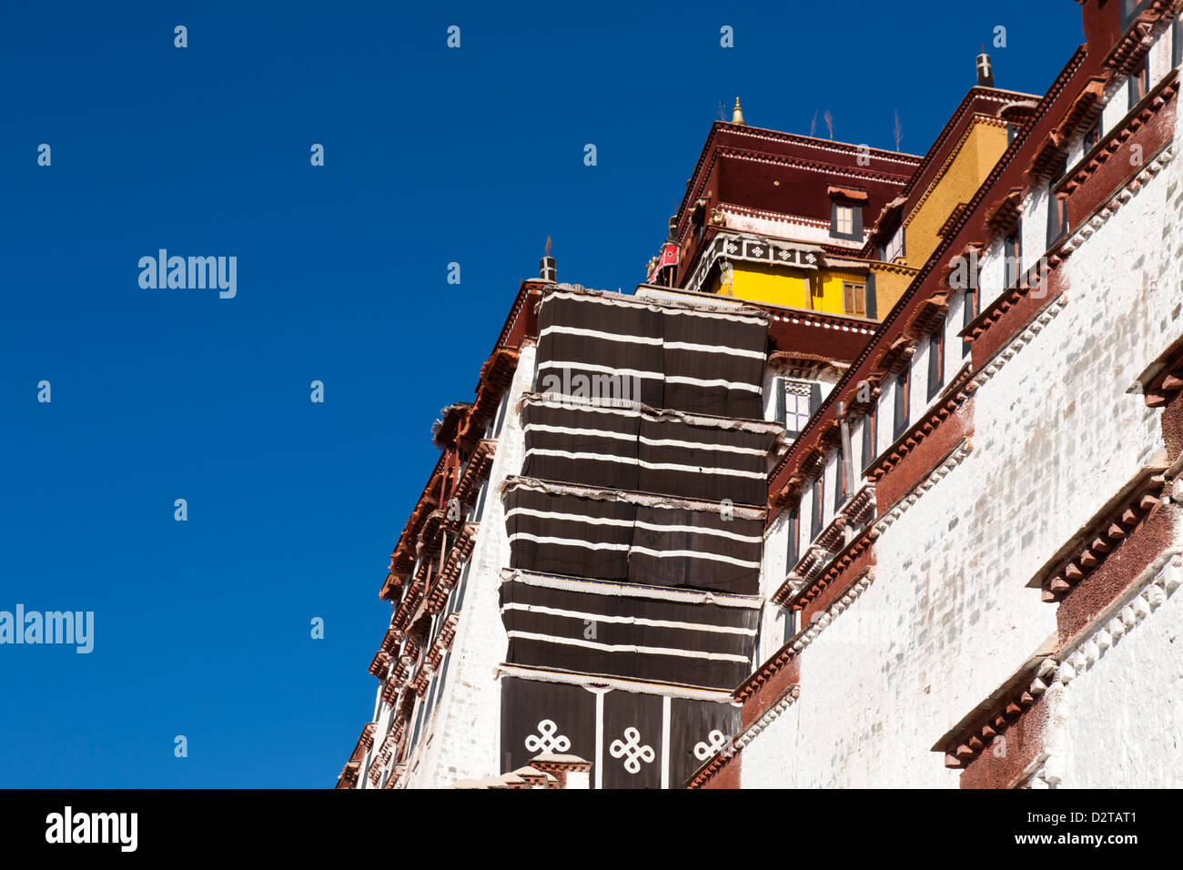 Splendent ancient building - Potala Palace in Tibet Stock Photo - Alamy