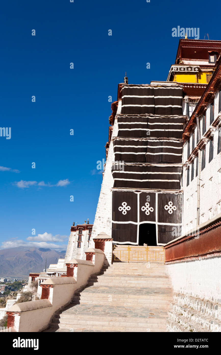 Splendent ancient building - Potala Palace in Tibet Stock Photo - Alamy