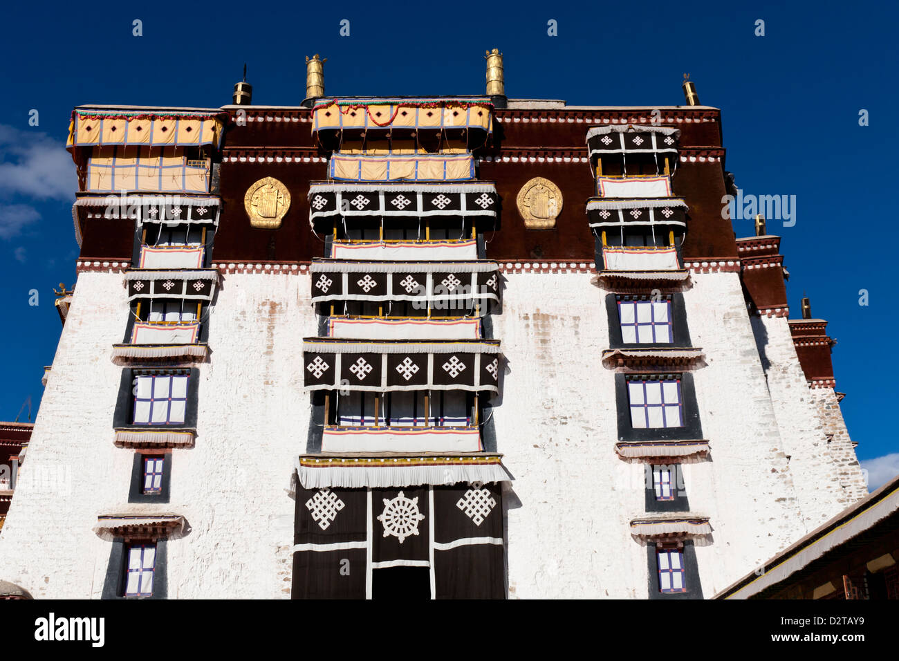 Splendent ancient building - Potala Palace in Tibet Stock Photo - Alamy