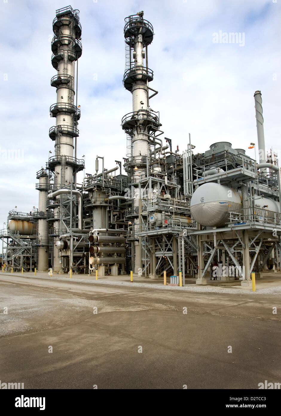 Oil refinery pipes hi-res stock photography and images - Alamy
