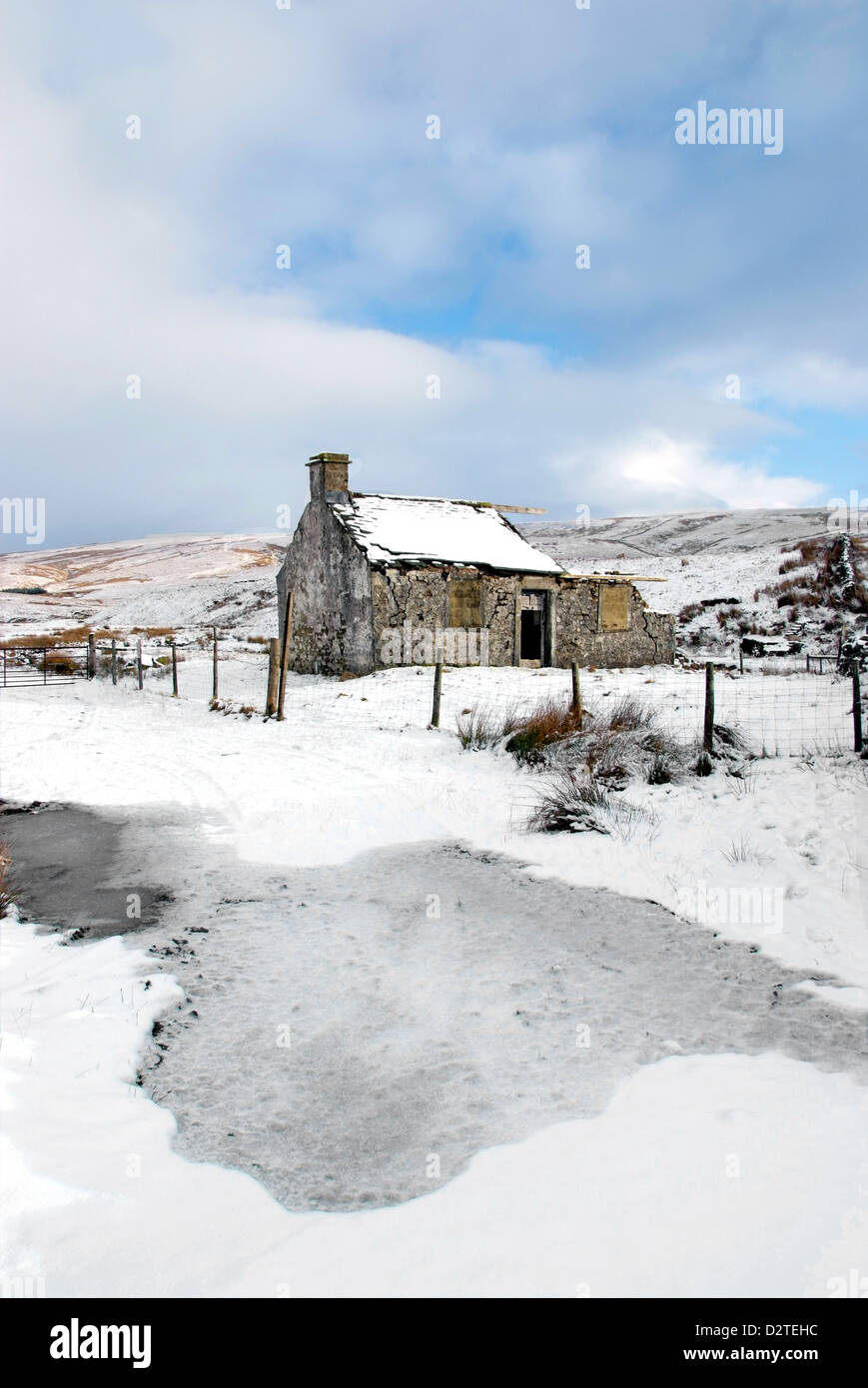 yorkshire dales landscapes derelict barn in snow ingleborough winter ...