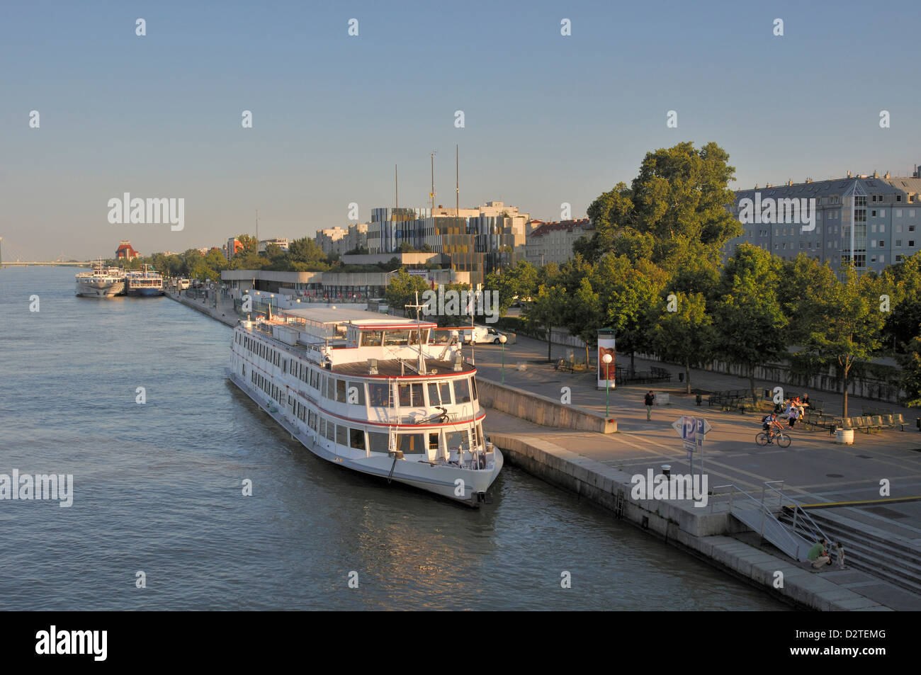 Danube Handelskai at Vienna Reichsbrücke Stock Photo - Alamy