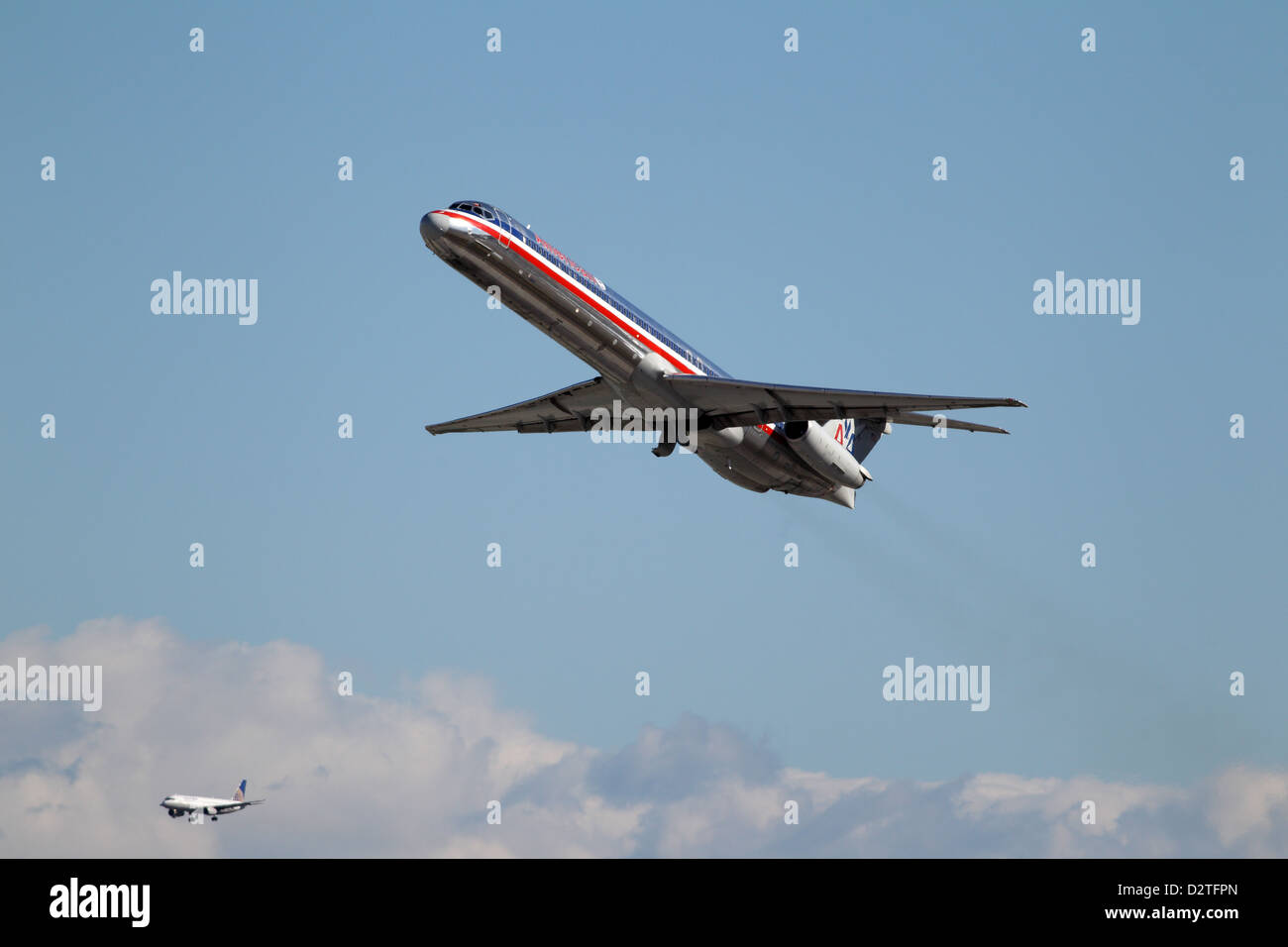 An American Airlines McDonnell Douglas MD-82 takes off from Los Angeles ...