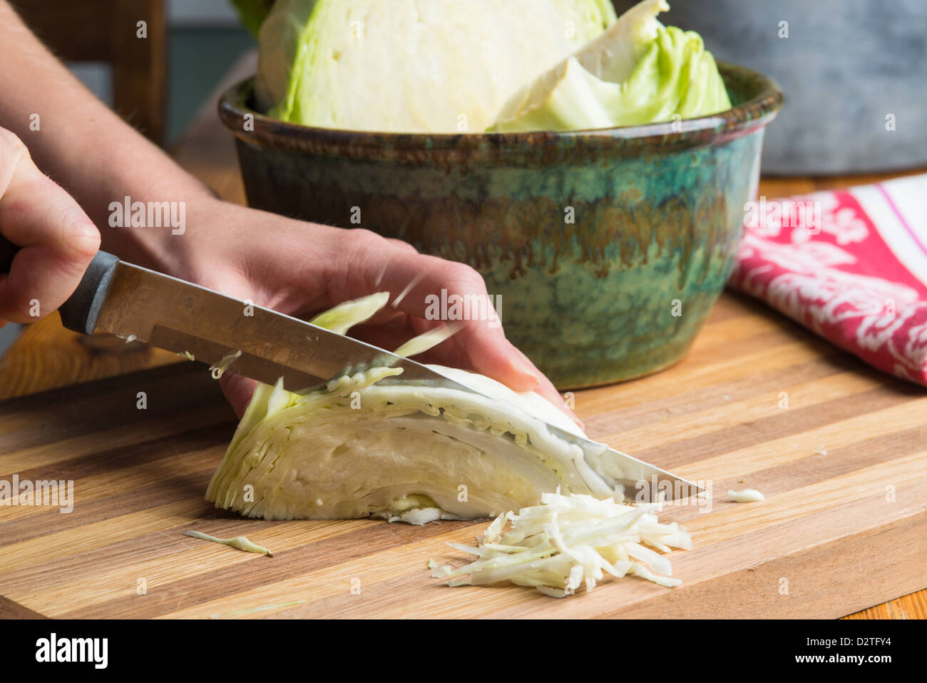 Hand slicing cabbage with knife Stock Photo - Alamy