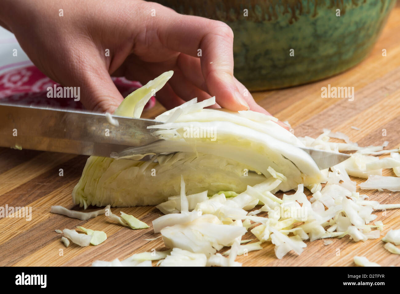 Hand slicing cabbage with knife Stock Photo - Alamy
