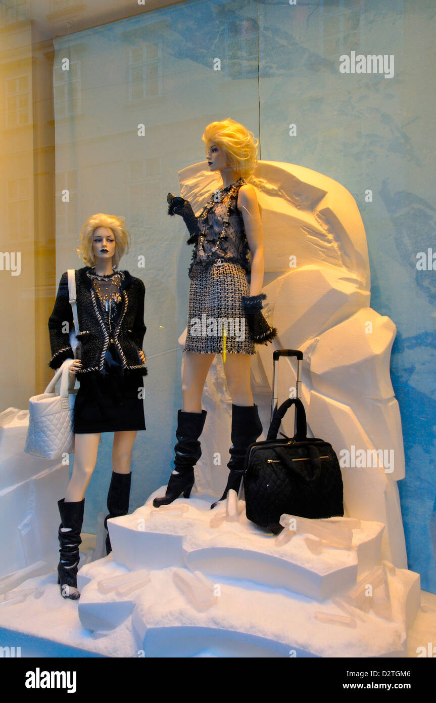 Display windows at boutiques hi-res stock photography and images - Alamy
