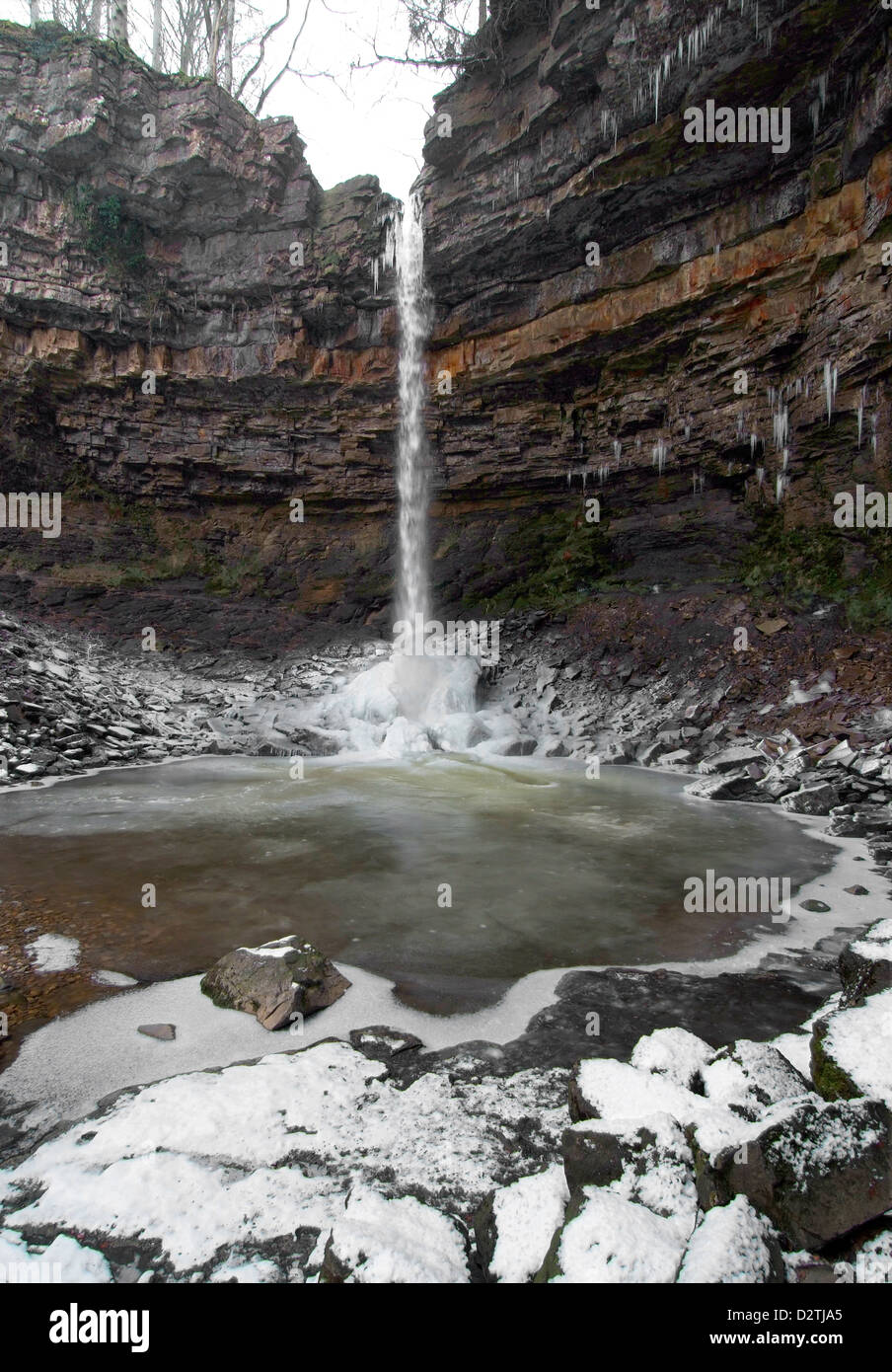 yorkshire dales waterfalls in snow and ice hardraw force Stock Photo ...