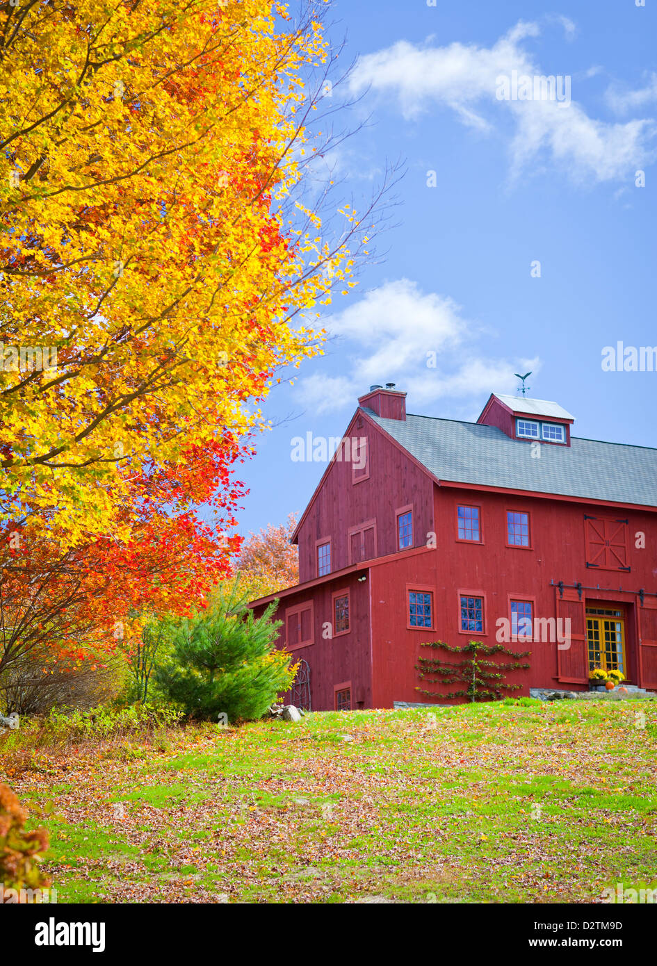 Beautiful american farmhouse farm hi-res stock photography and images ...