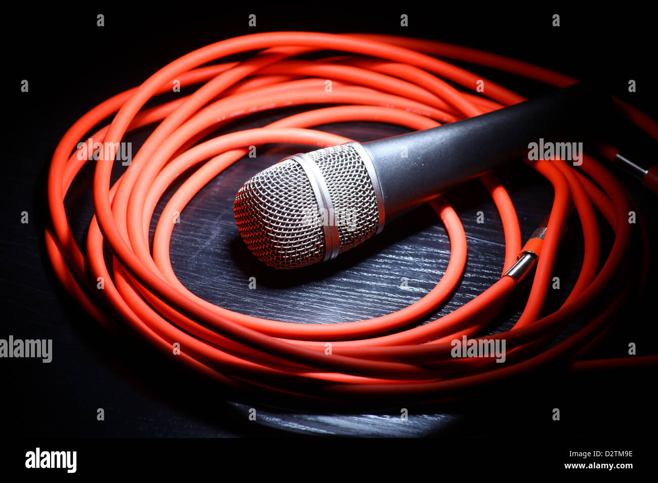 Wire microphone hi-res stock photography and images - Alamy