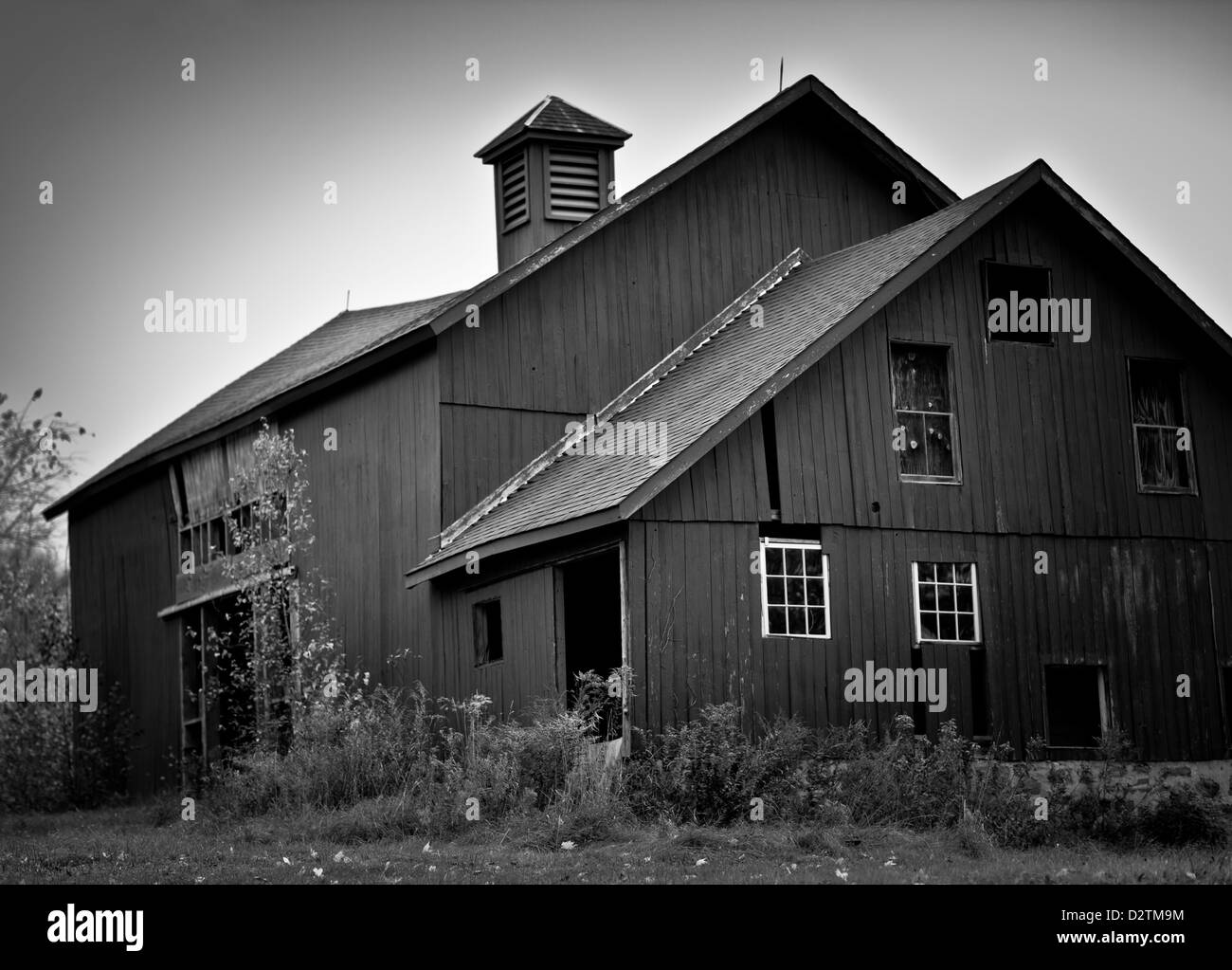 Spooky old house in black and white Stock Photo - Alamy