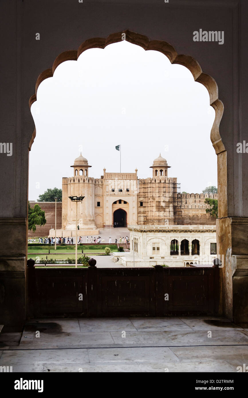 Lahore Fort seen trough arches at Badshahi Mosque. Lahore, Pakistan ...