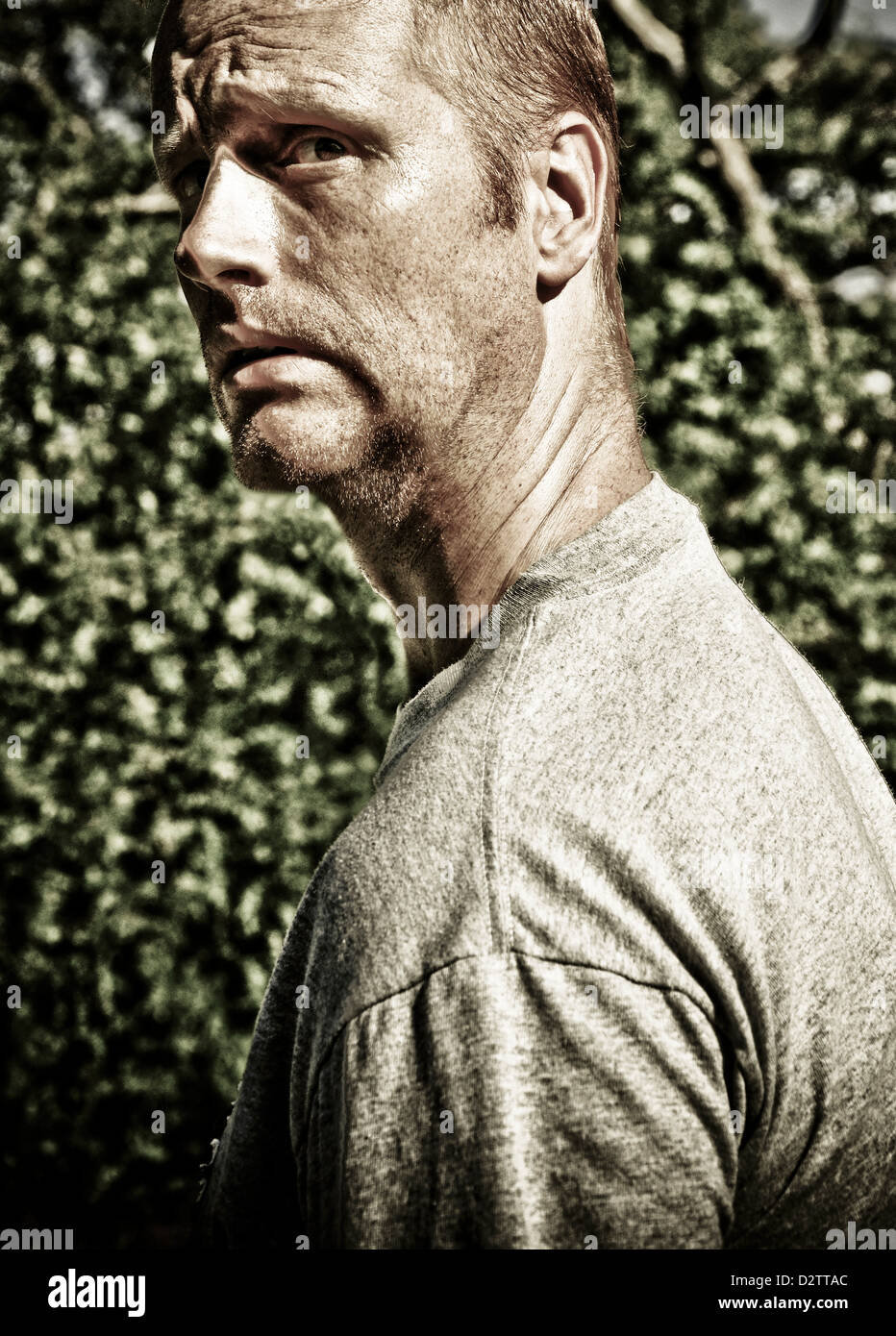 Man looking over shoulder scared hi-res stock photography and images ...