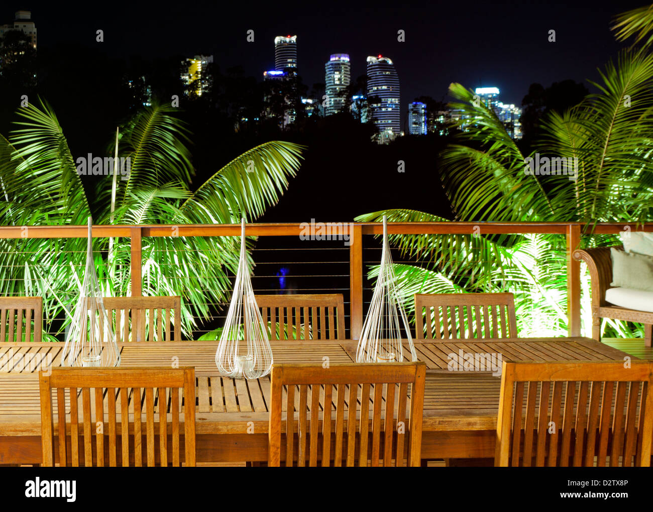 Modern city outdoor dining hi-res stock photography and images - Alamy