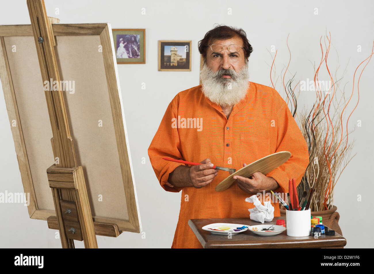 Artist holding a palette Stock Photo - Alamy