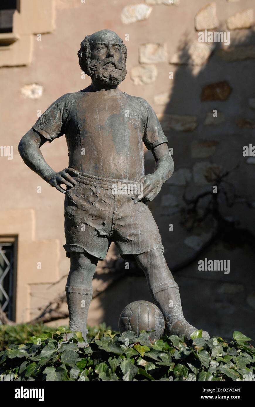 Football statue hi-res stock photography and images - Alamy