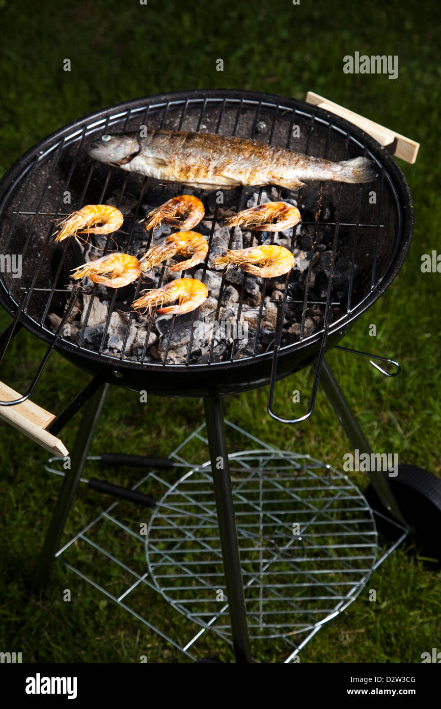 Grilling fish and shrimps Stock Photo - Alamy