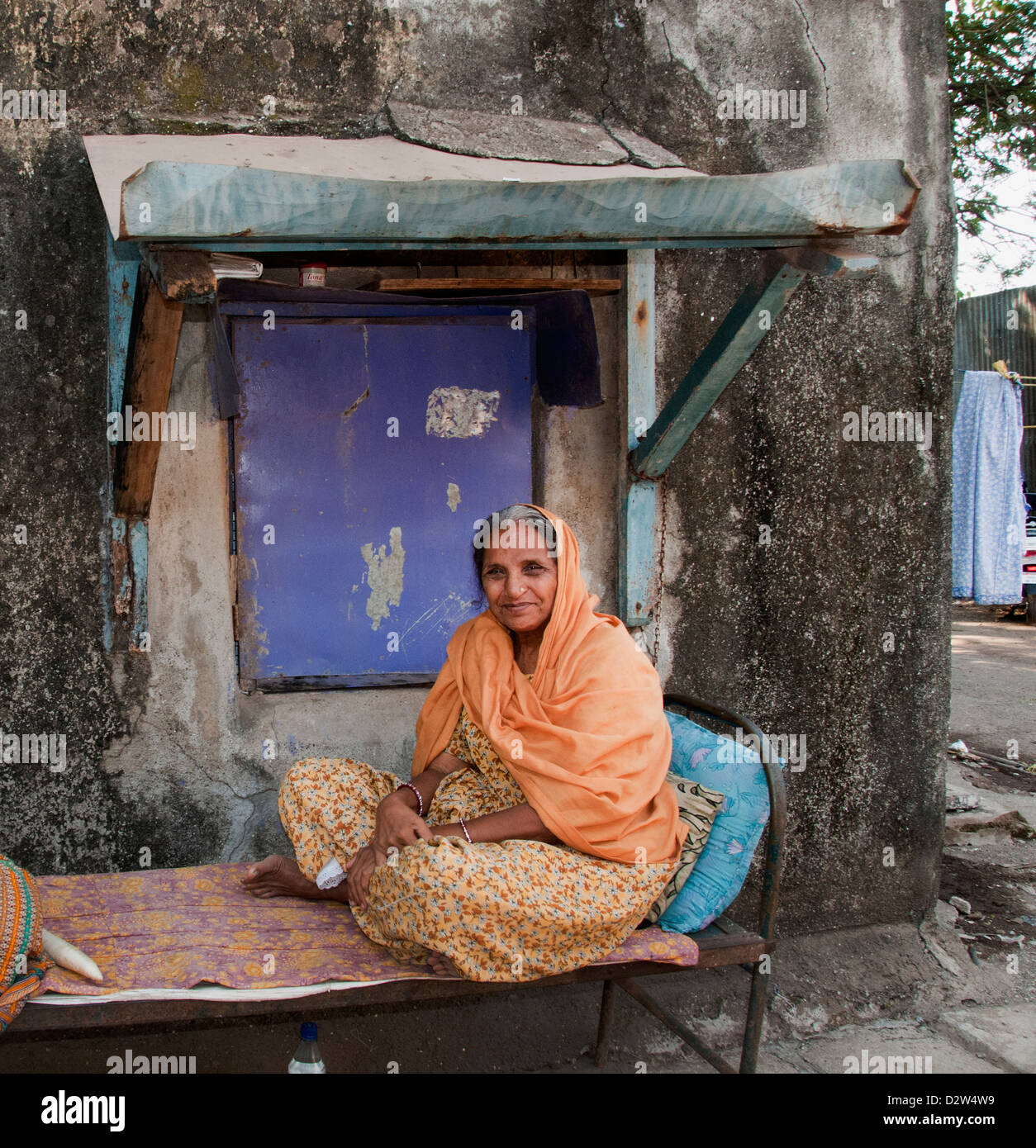 Poor poverty woman mumbai hi-res stock photography and images - Alamy