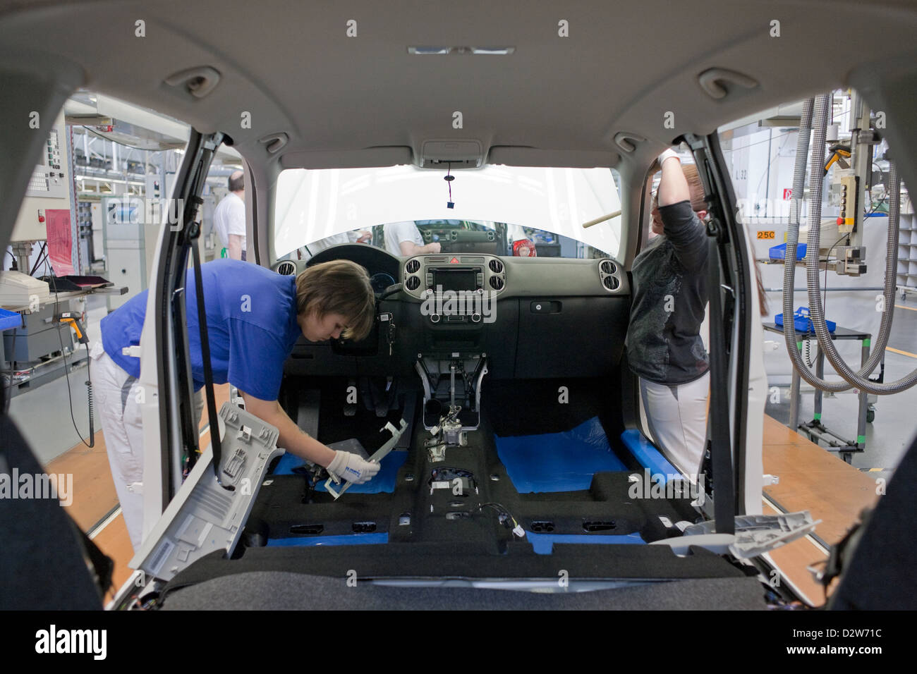 Volkswagen car production line germany factory automobile hi-res stock ...